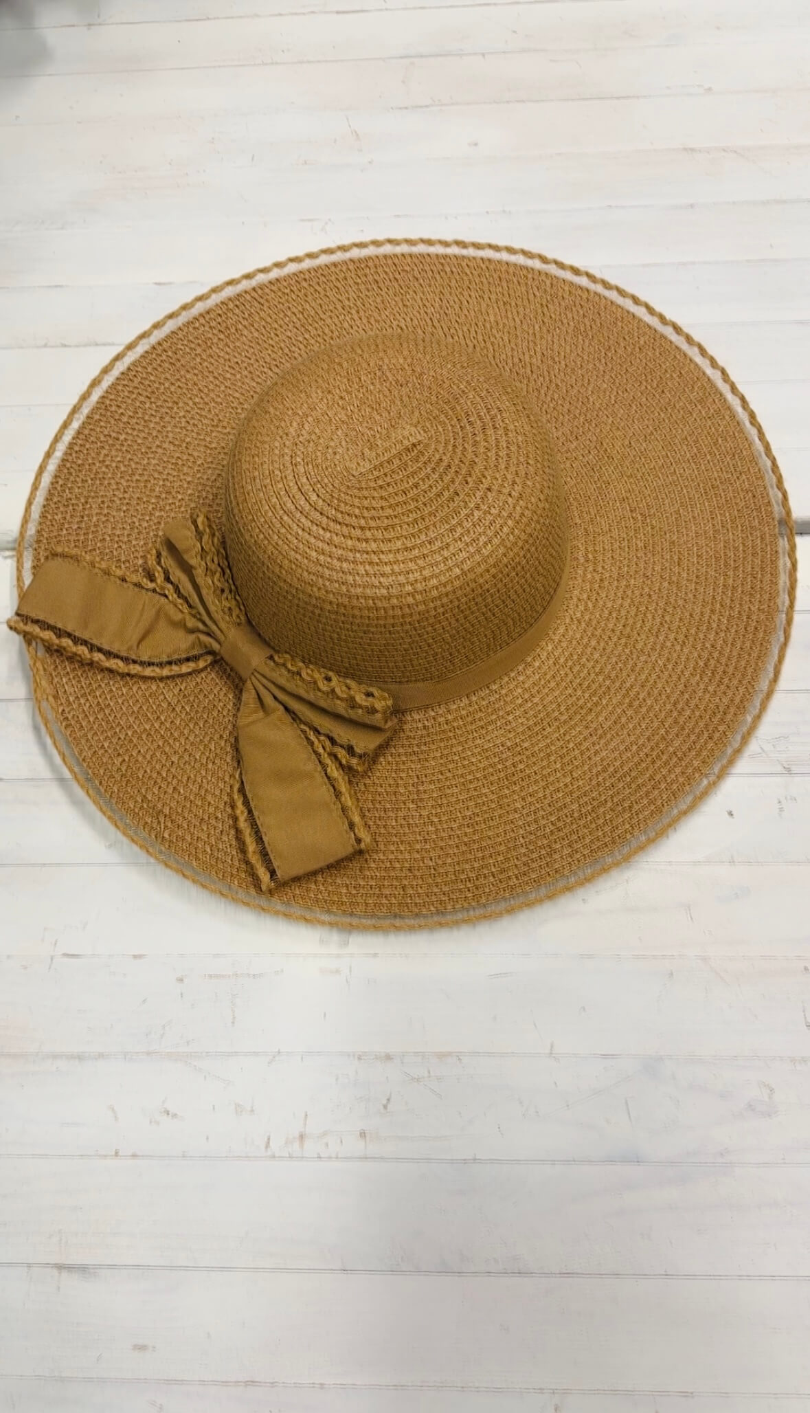 Olkihattu rusetilla kameli – Pellavaputiikki