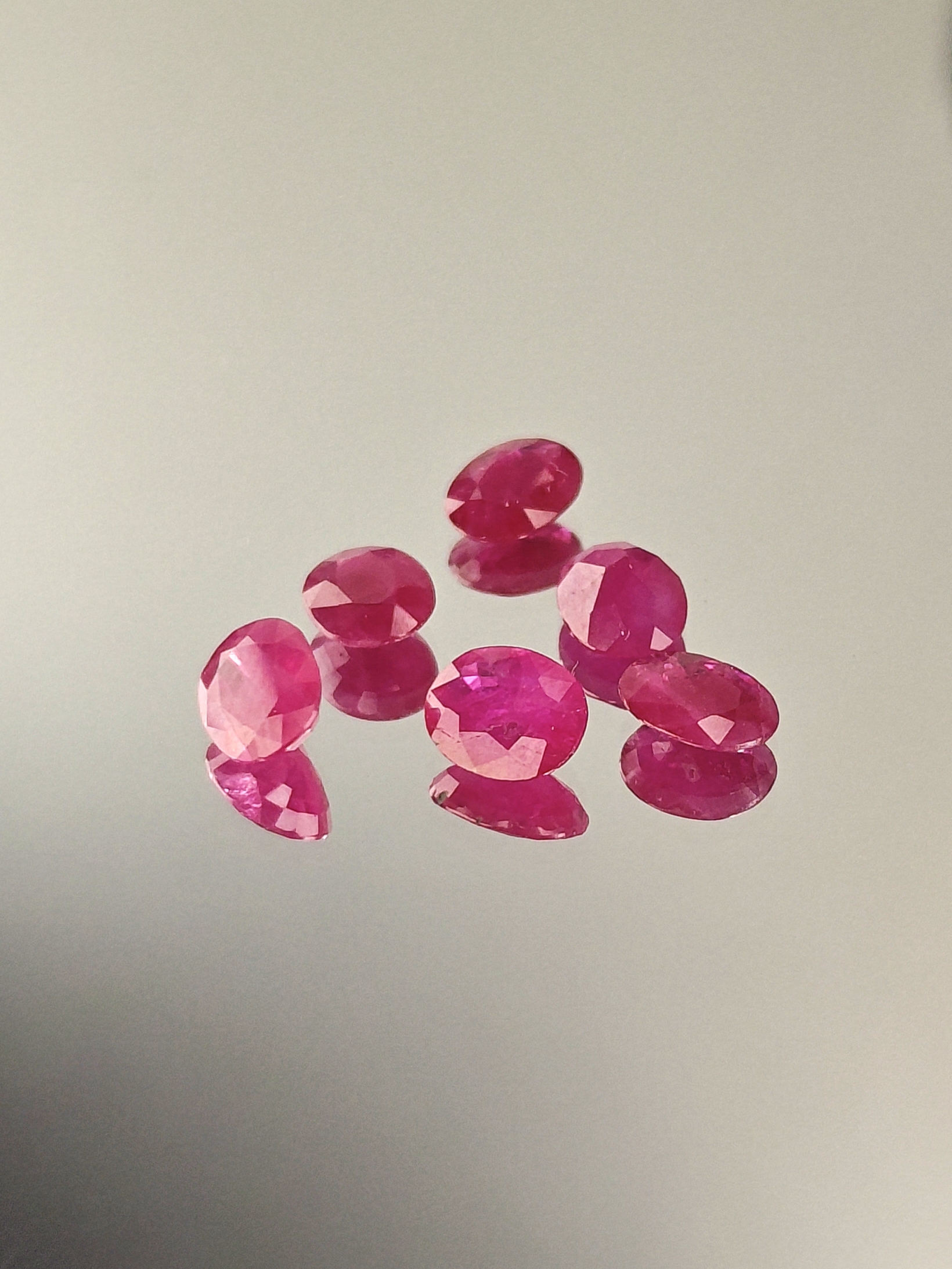 Rubiini erä ( 6 x 5-4 x 2 mm \ 0,60 ct ) ovaali – Jalokivitukku.com