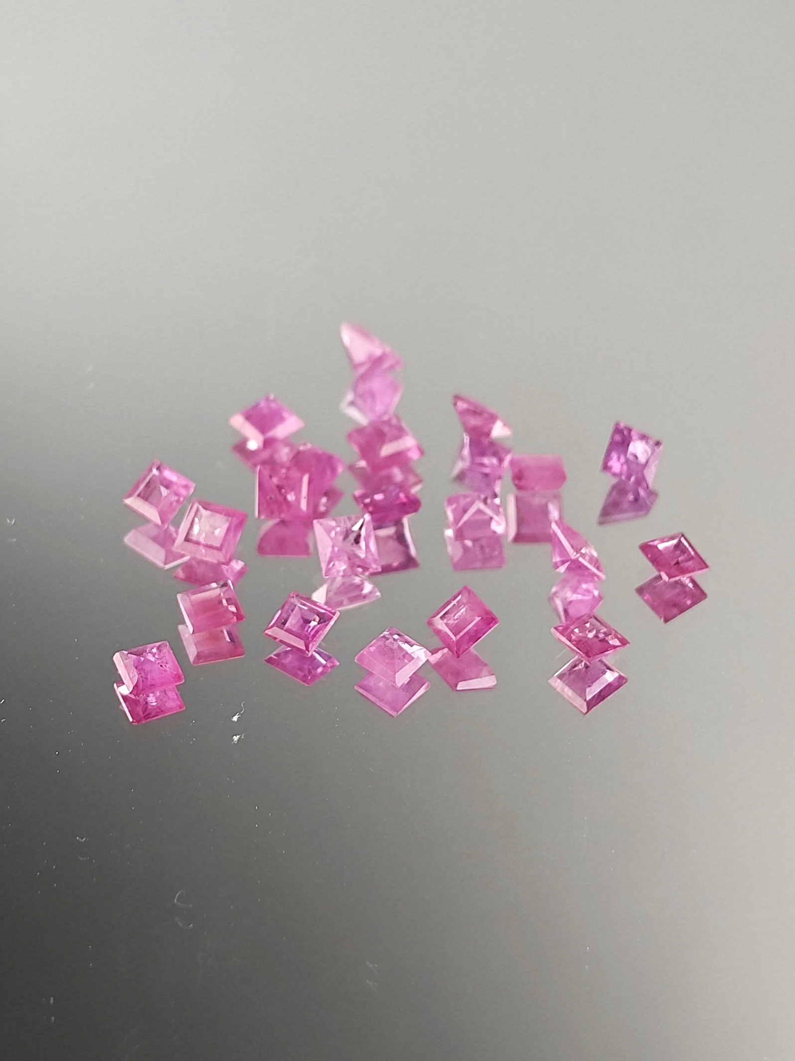 Rubiini erä ( 2.8 - 2.6 mm \ 0,13 ct ) neliö – Jalokivitukku.com