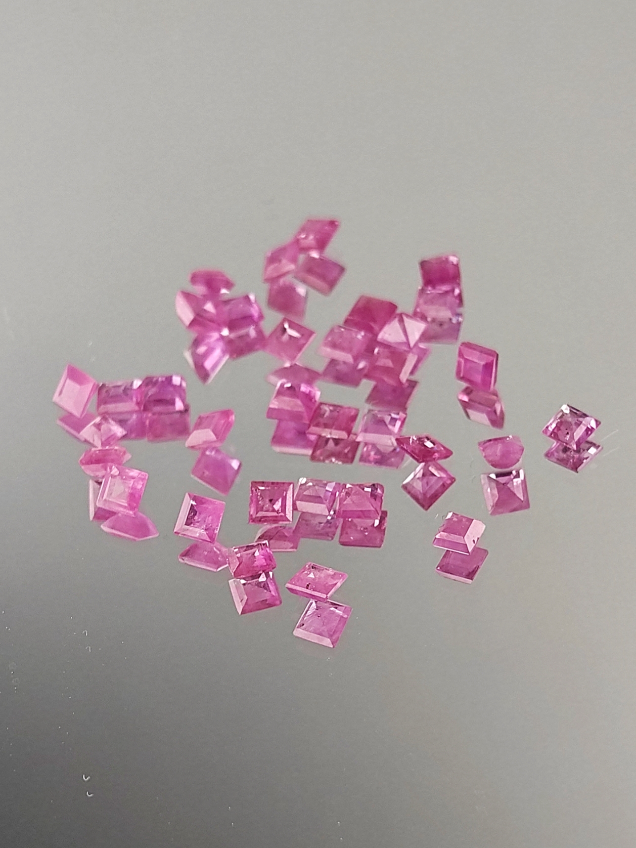 Rubiini erä ( 2.3 - 1.8 mm \ 0,06 ct ) neliö – Jalokivitukku.com