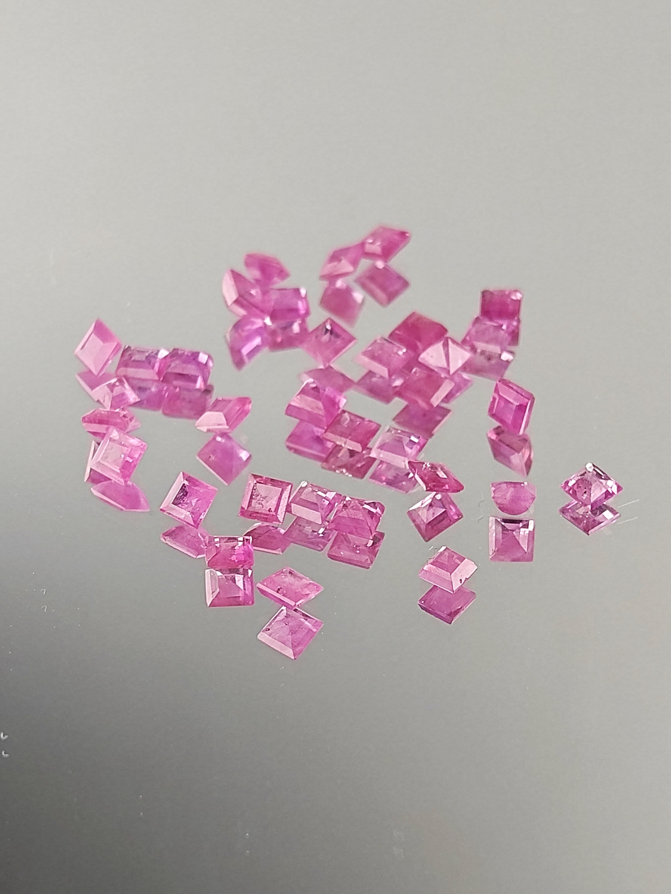 Rubiini erä ( 2.3 - 1.8 mm \ 0,06 ct ) neliö – Jalokivitukku.com