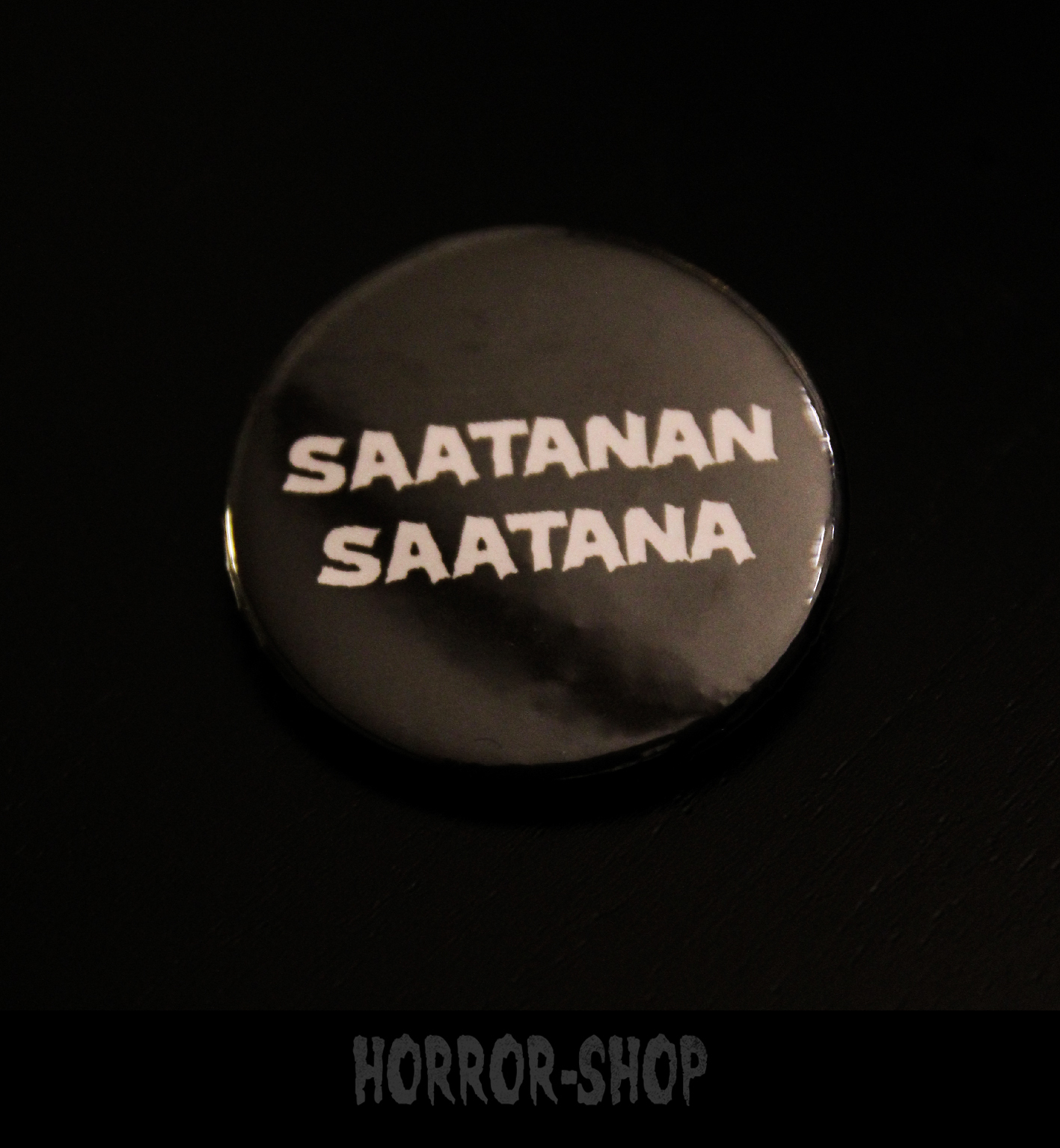 Saatanan saatana -button – Horror-Shop verkkokauppa