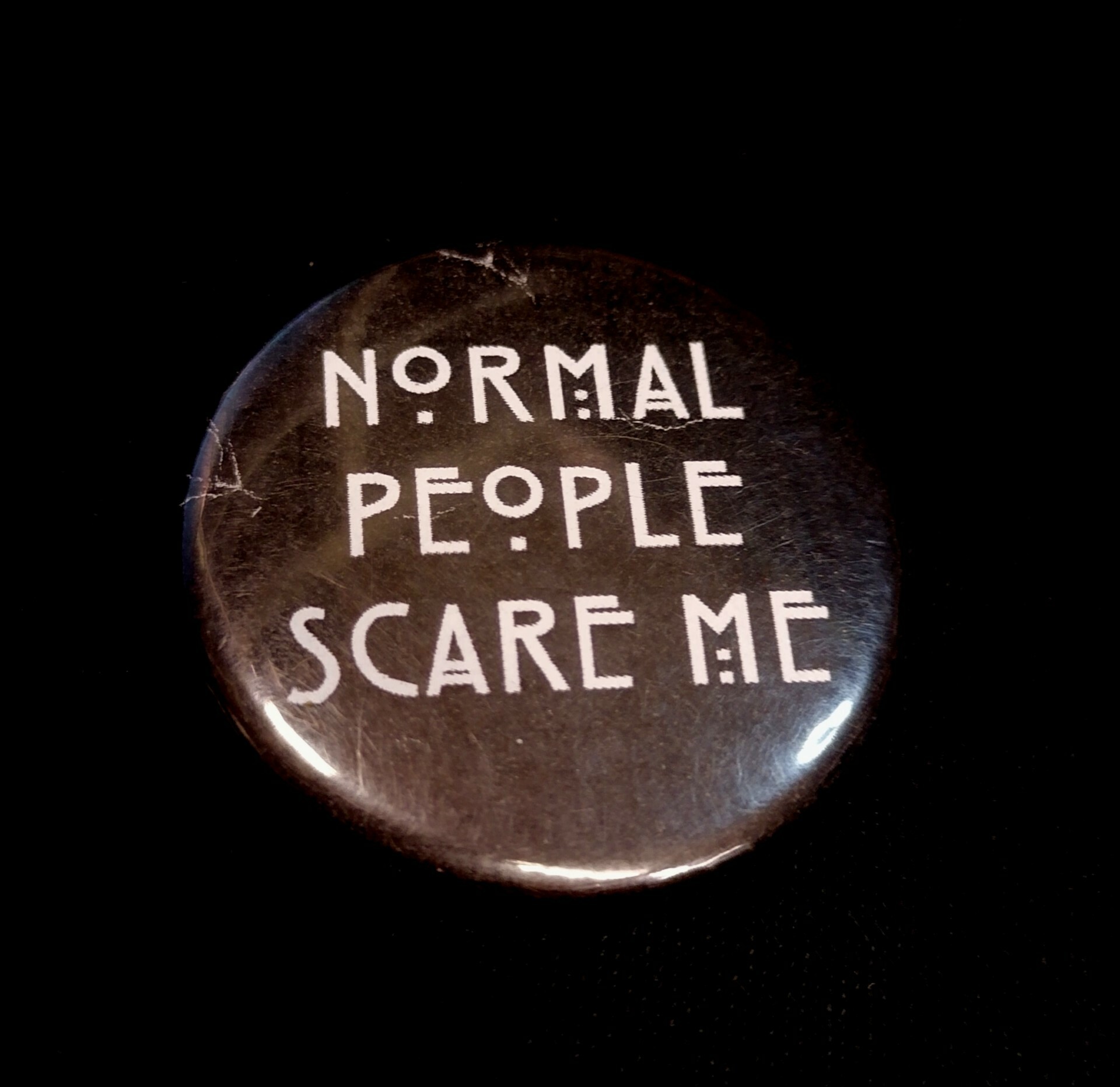 normal people scare me -button – Horror-Shop verkkokauppa