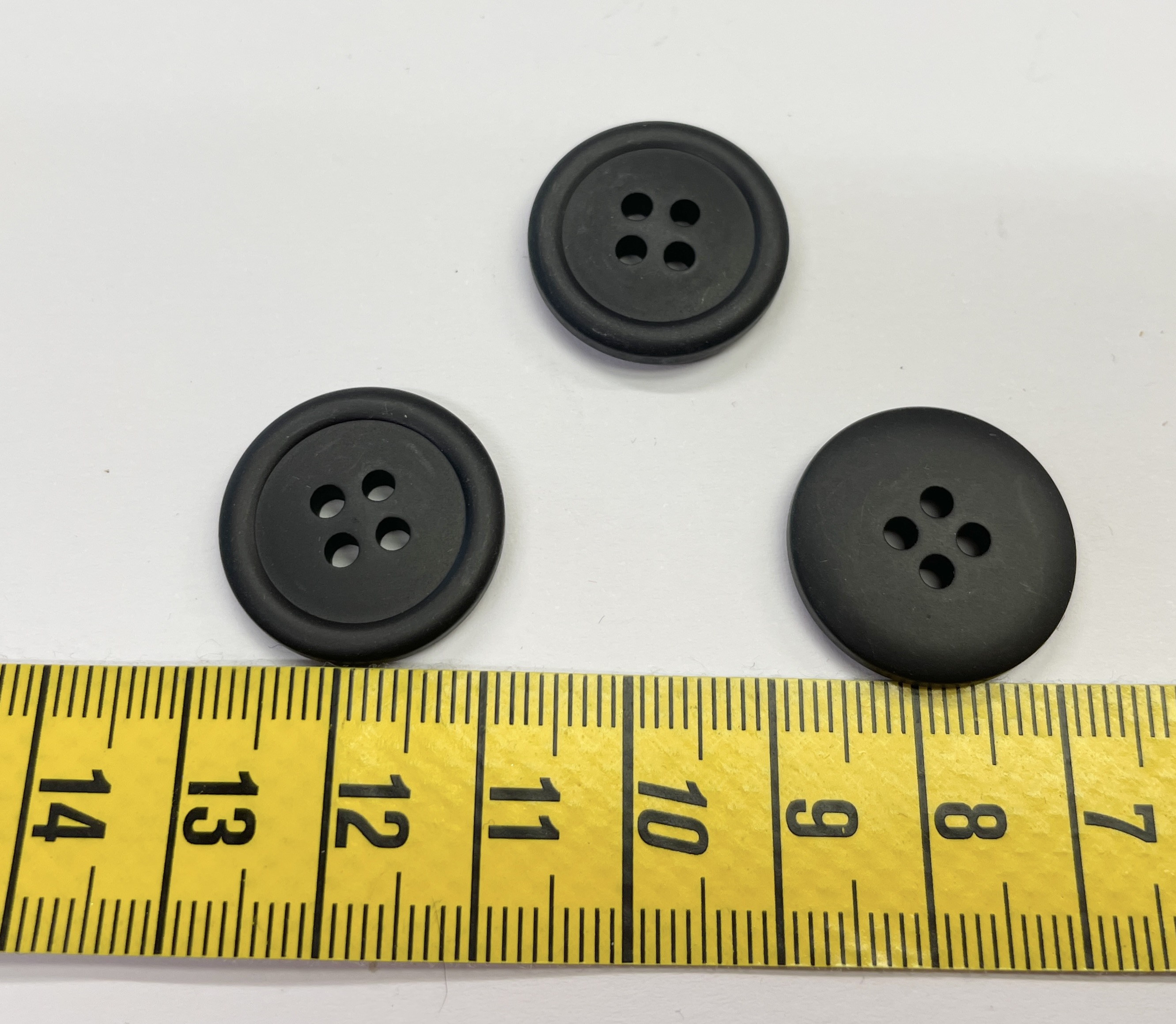Nappi: 4 reikäinen musta – Ompelijantaivas